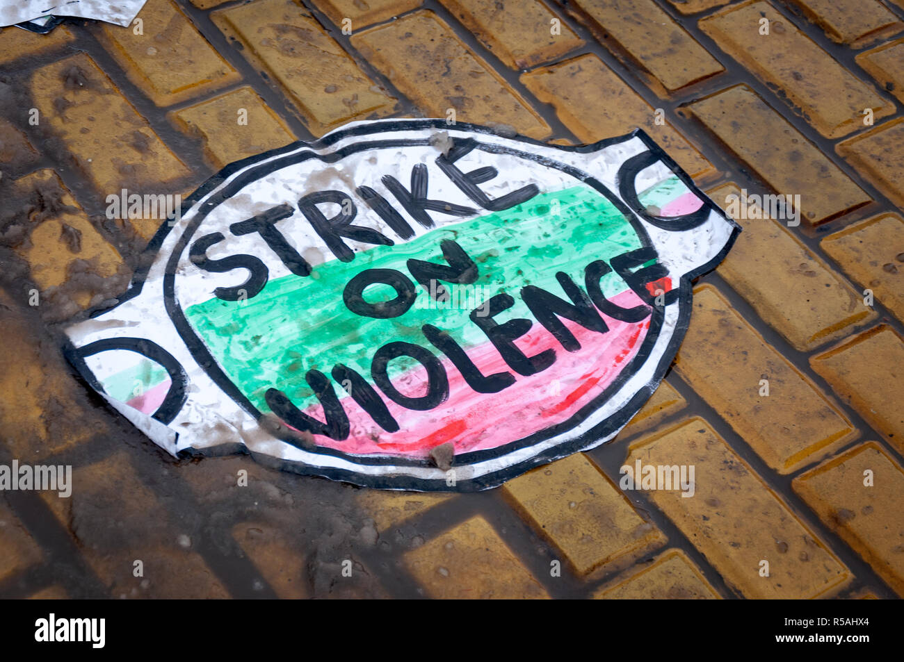 Poster gegen gewalt -Fotos und -Bildmaterial in hoher Auflösung – Alamy