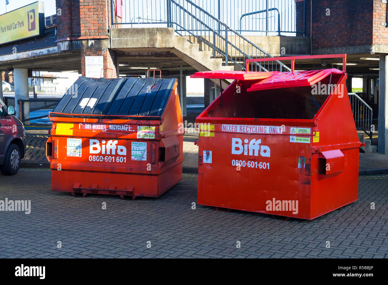 Rubbish containers -Fotos und -Bildmaterial in hoher Auflösung – Alamy