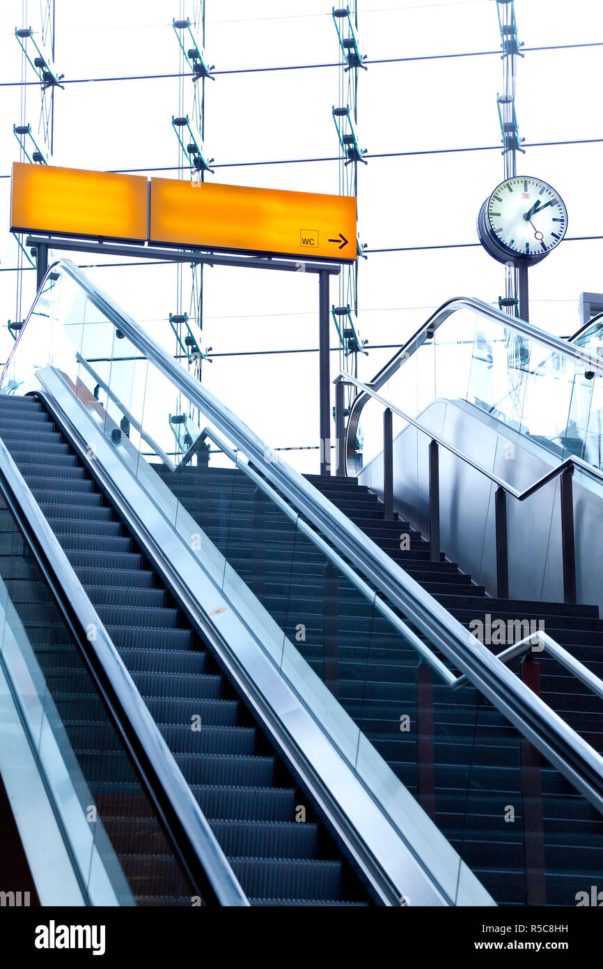 Deutschland, Berlin, modernen Bahnhof, Rolltreppen, Treppen und die ...