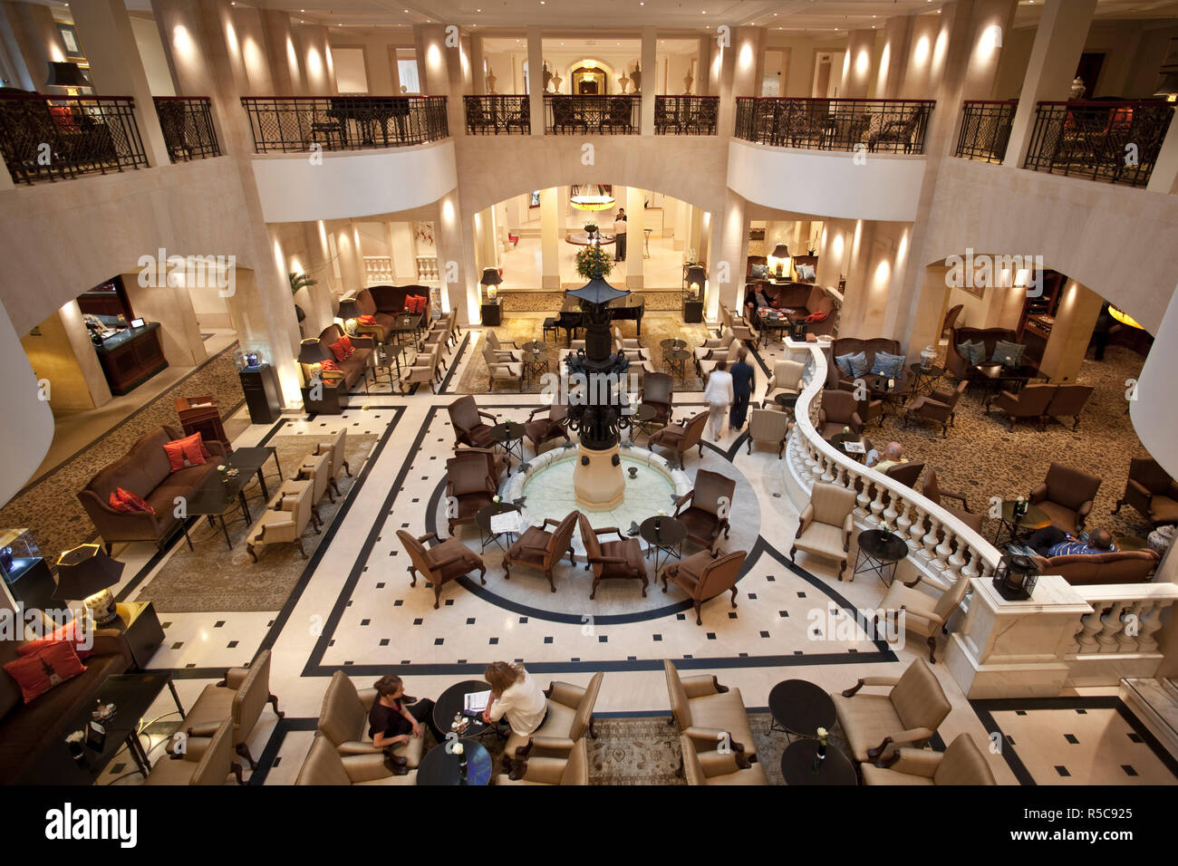 Lobby des adlon hotels -Fotos und -Bildmaterial in hoher Auflösung – Alamy