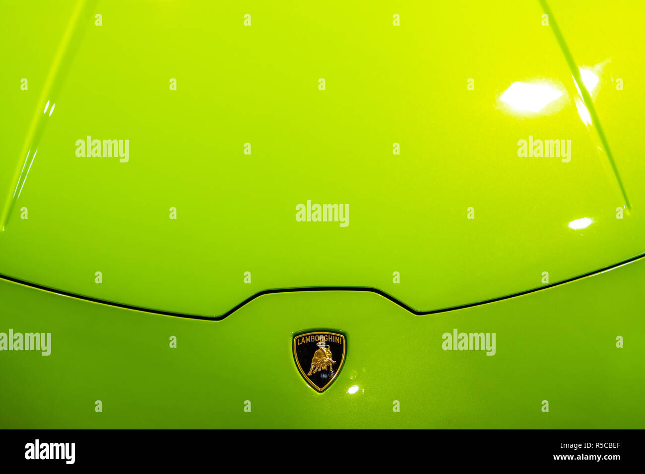 Lamborghini logo on car -Fotos und -Bildmaterial in hoher Auflösung – Alamy
