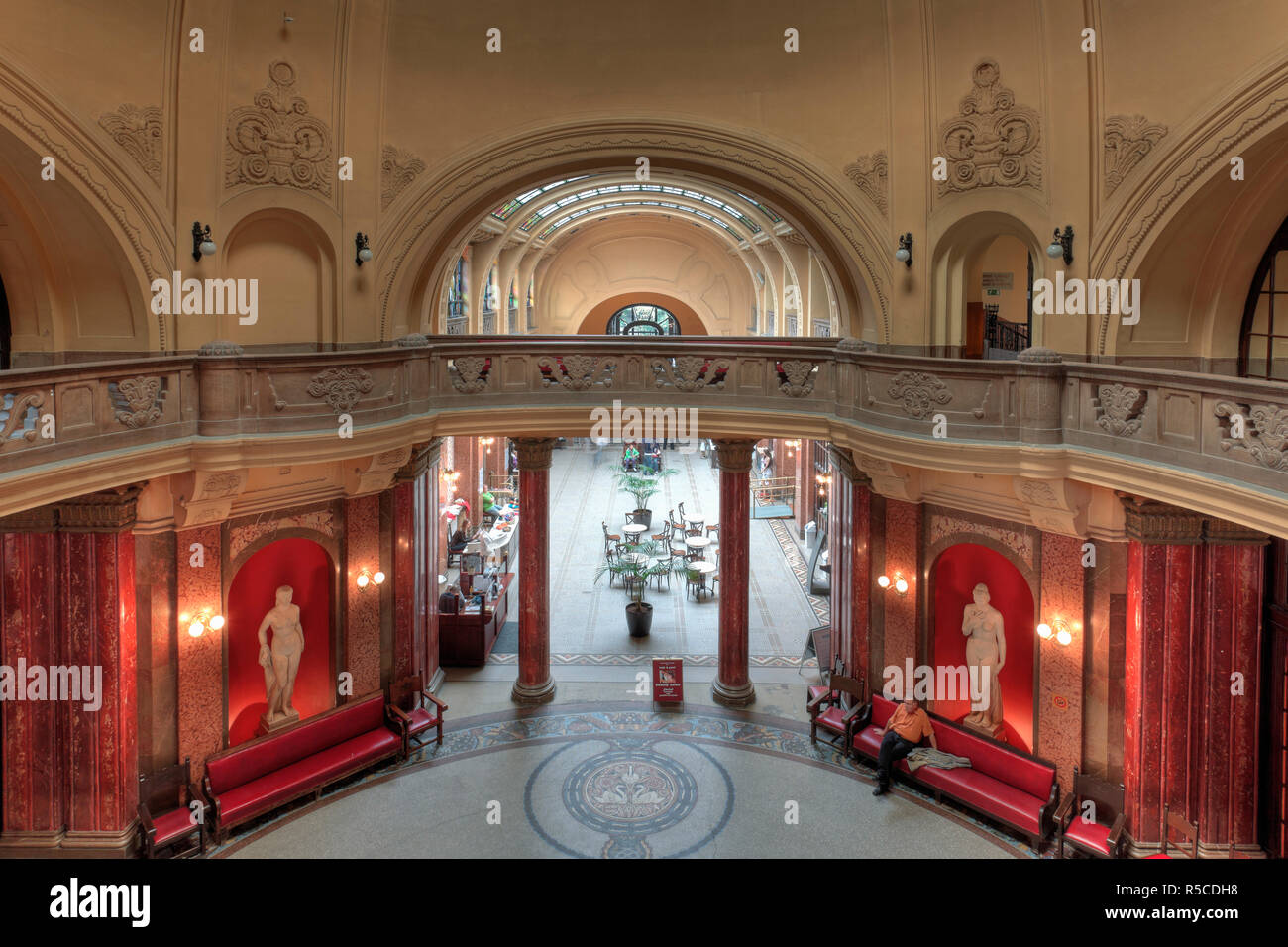 Budapest hungary gellert hotel thermal -Fotos und -Bildmaterial in ...