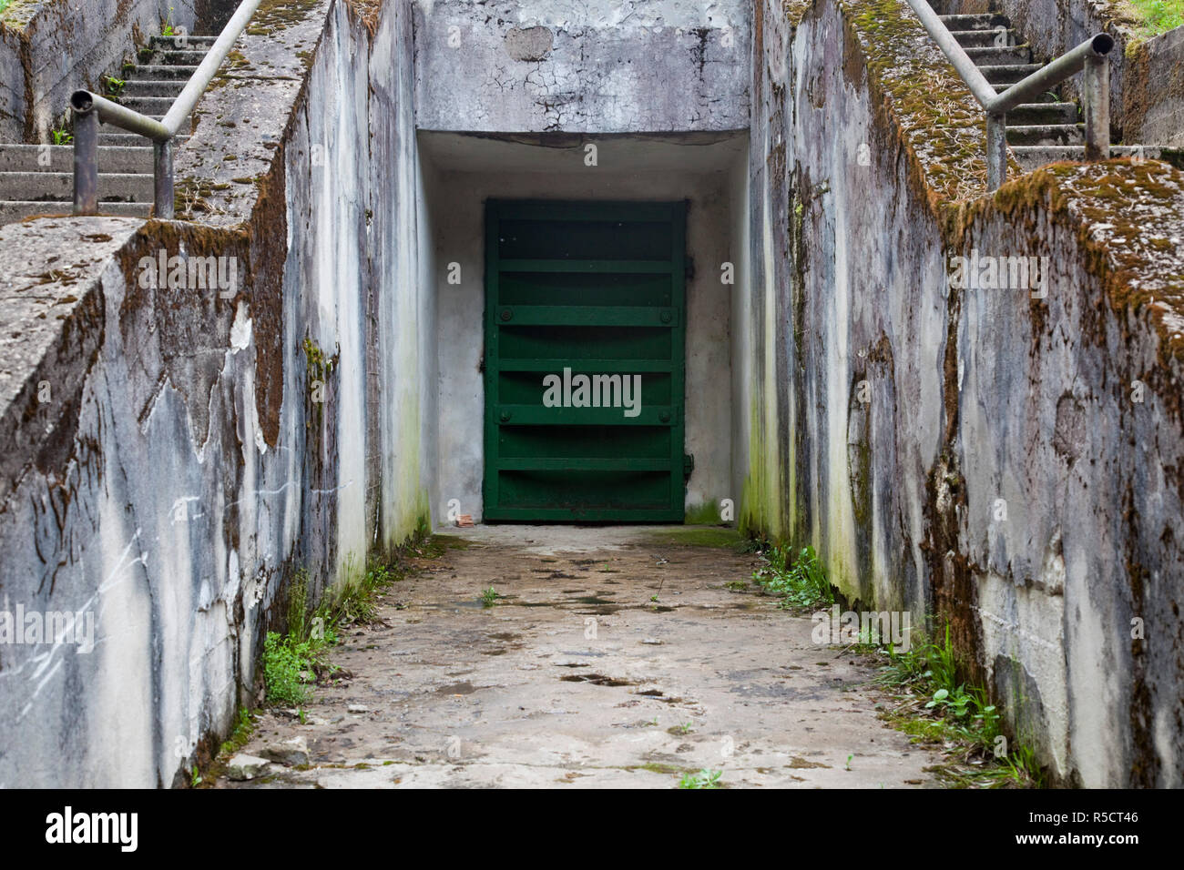 Eingang eines bunkers -Fotos und -Bildmaterial in hoher Auflösung – Alamy