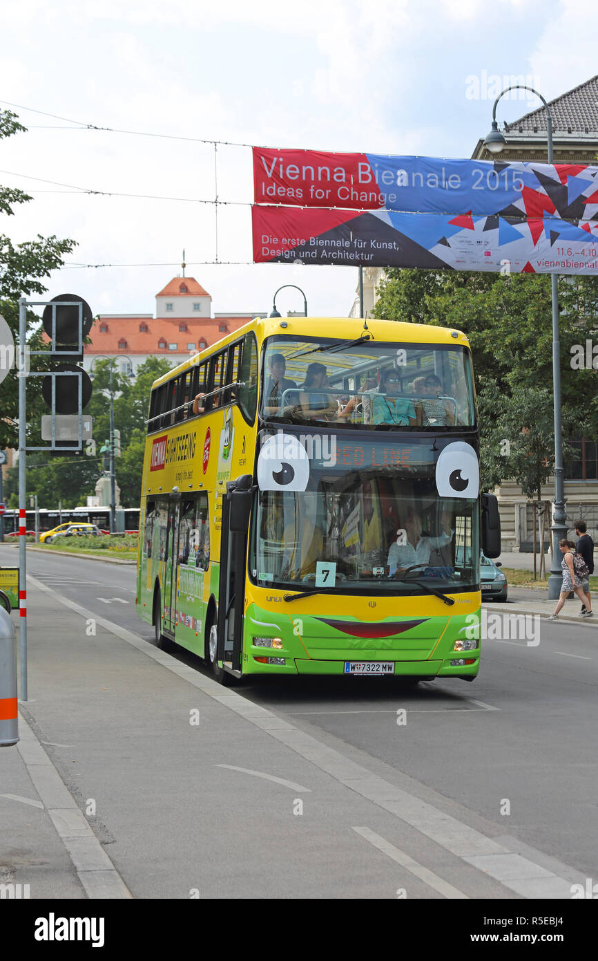 Wien, Österreich - 12. Juli: Wien Sightseeing Bus für Touristen in Wien ...