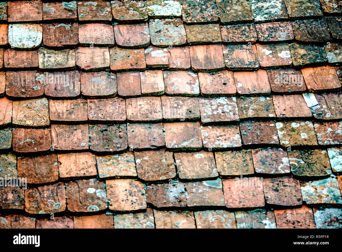 Alte, Mittelalterliche Dach mit Dachpfannen Stockfotografie - Alamy
