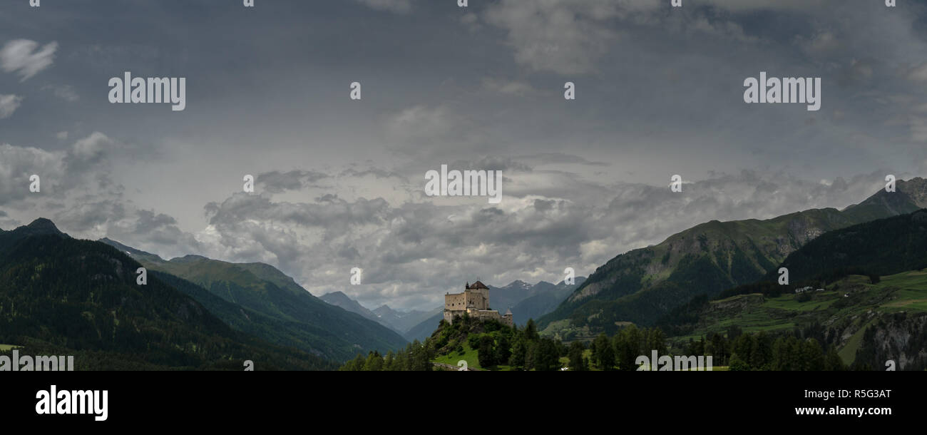 Berg Tal mit Schloss im Zentrum Panoramablick auf das Unterengadin in ...