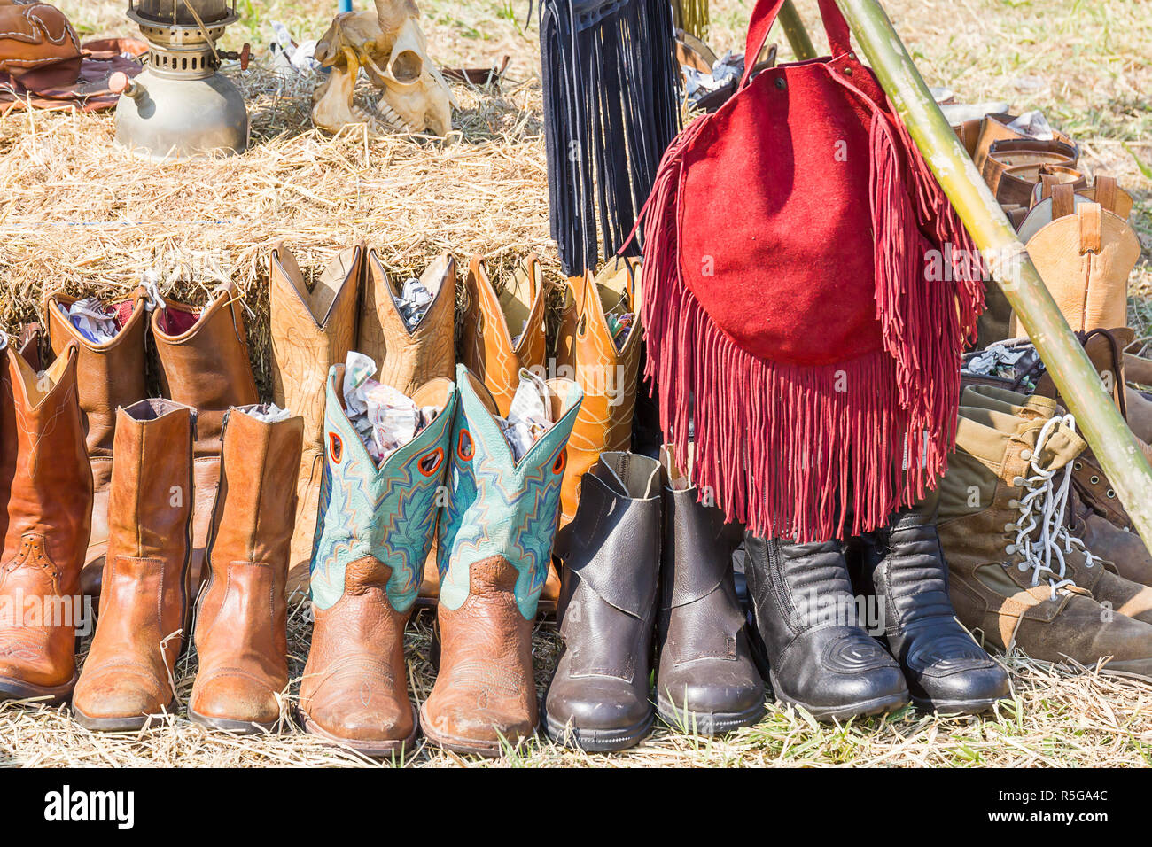 Schwarze krokodilstiefel -Fotos und -Bildmaterial in hoher Auflösung ...