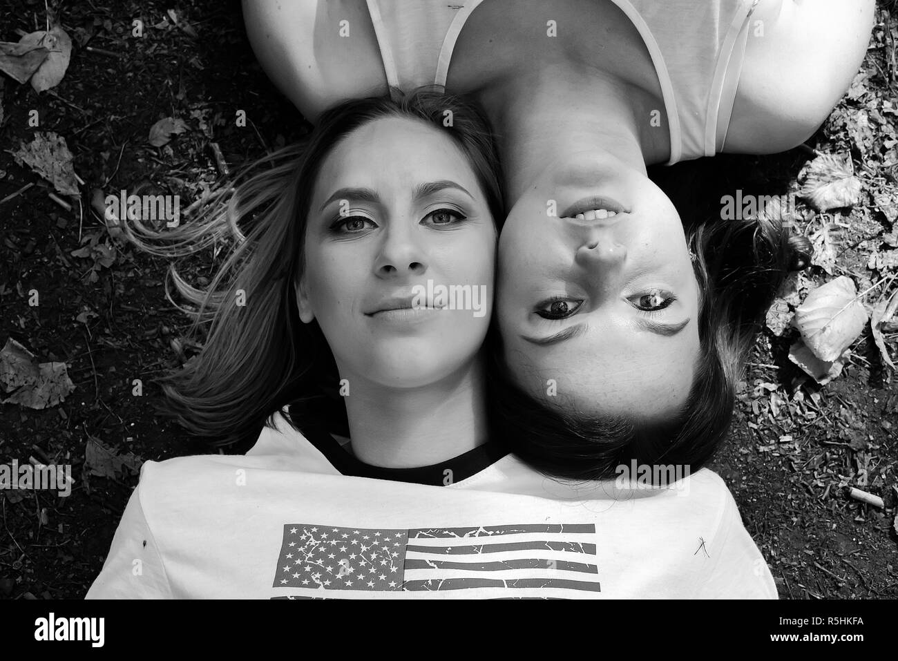 Duo Headshot Von Zwei Frauen Im Freien Stockfotografie Alamy