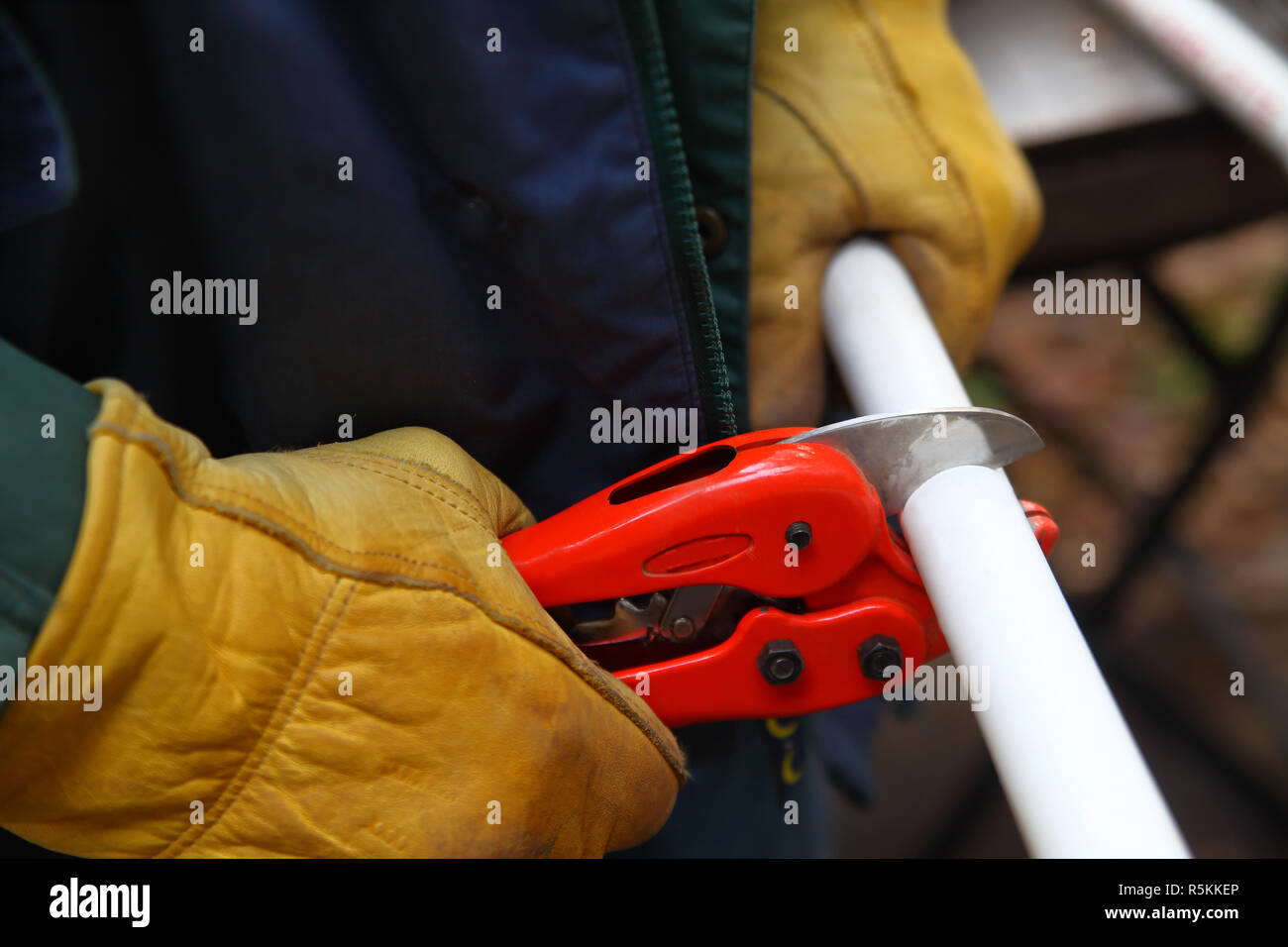 Pvc rohr schneiden -Fotos und -Bildmaterial in hoher Auflösung – Alamy