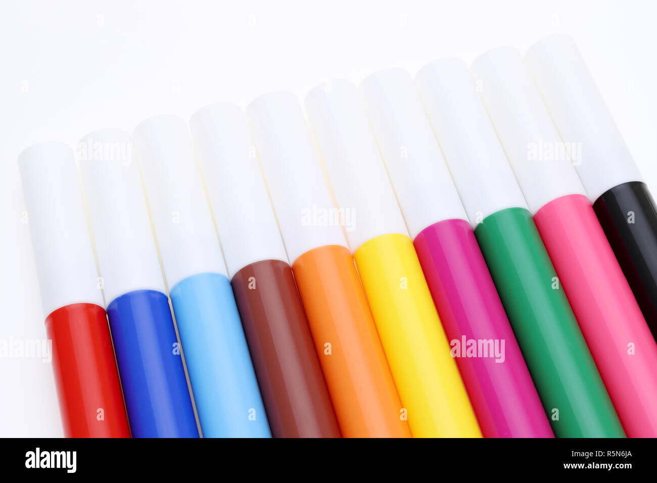 Reihe der bunte Stifte zum Malen oder Zeichnen auf weißem Hintergrund ...