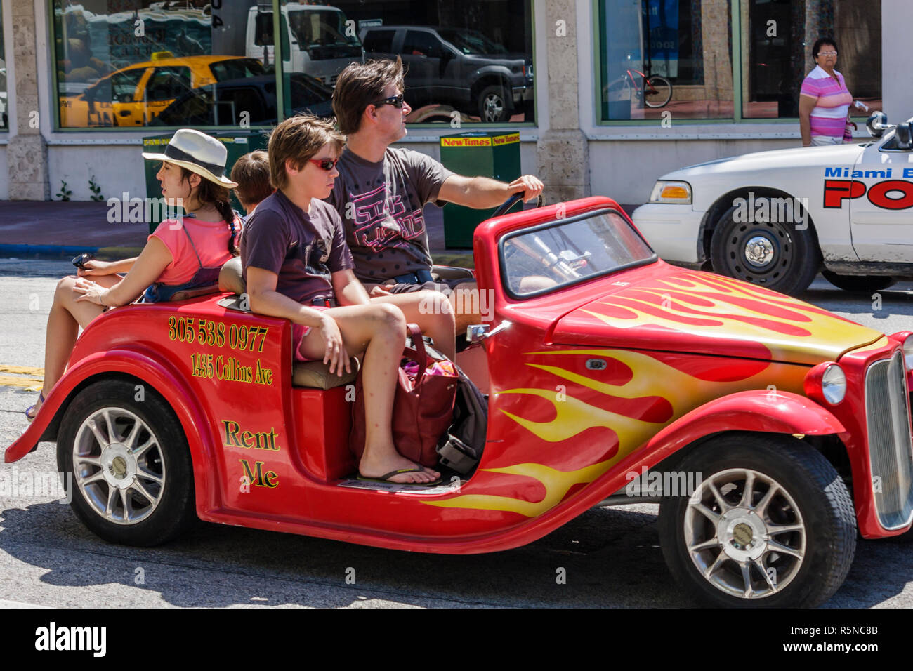 Roadster vermietung -Fotos und -Bildmaterial in hoher Auflösung – Alamy