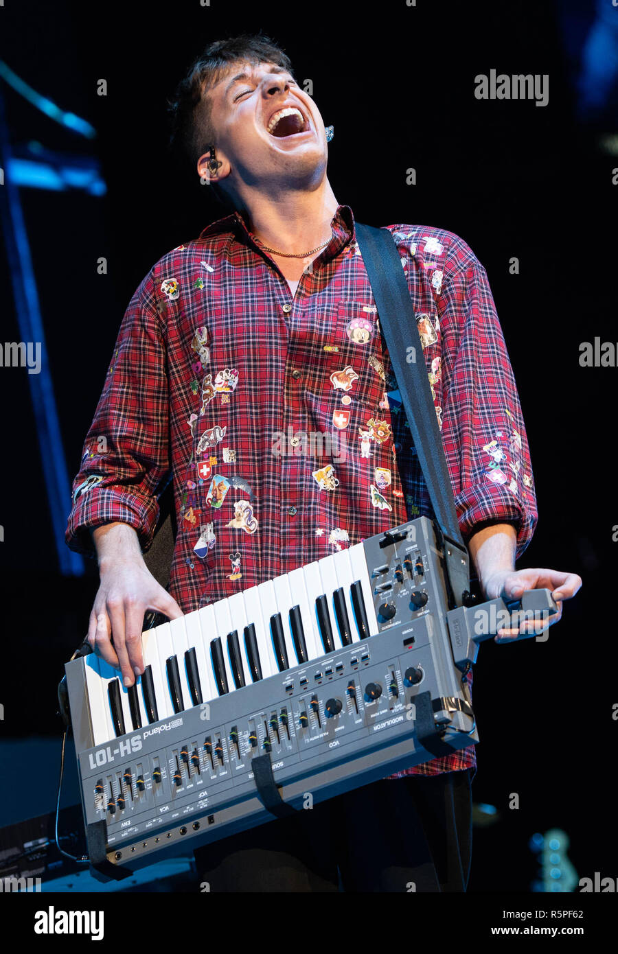 Kalifornien, USA. 1. Dez 2018. Charlie Puth führt auf der Bühne auf der ...