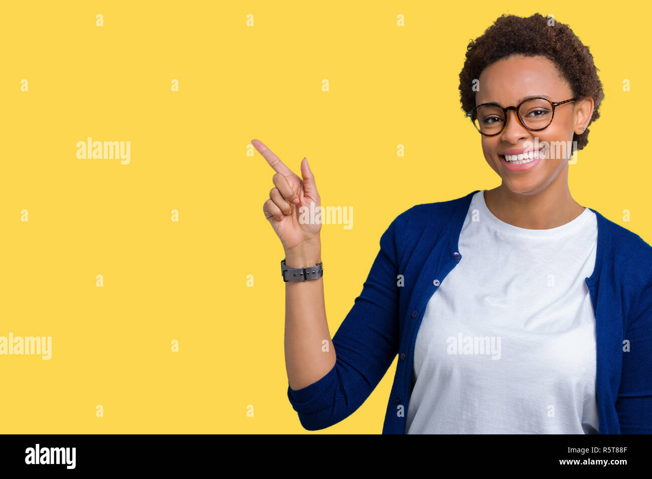 Junge schöne afrikanische amerikanische Frau Brille über isolierte ... Junge schöne afrikanische amerikanische Frau Brille über isolierte ...