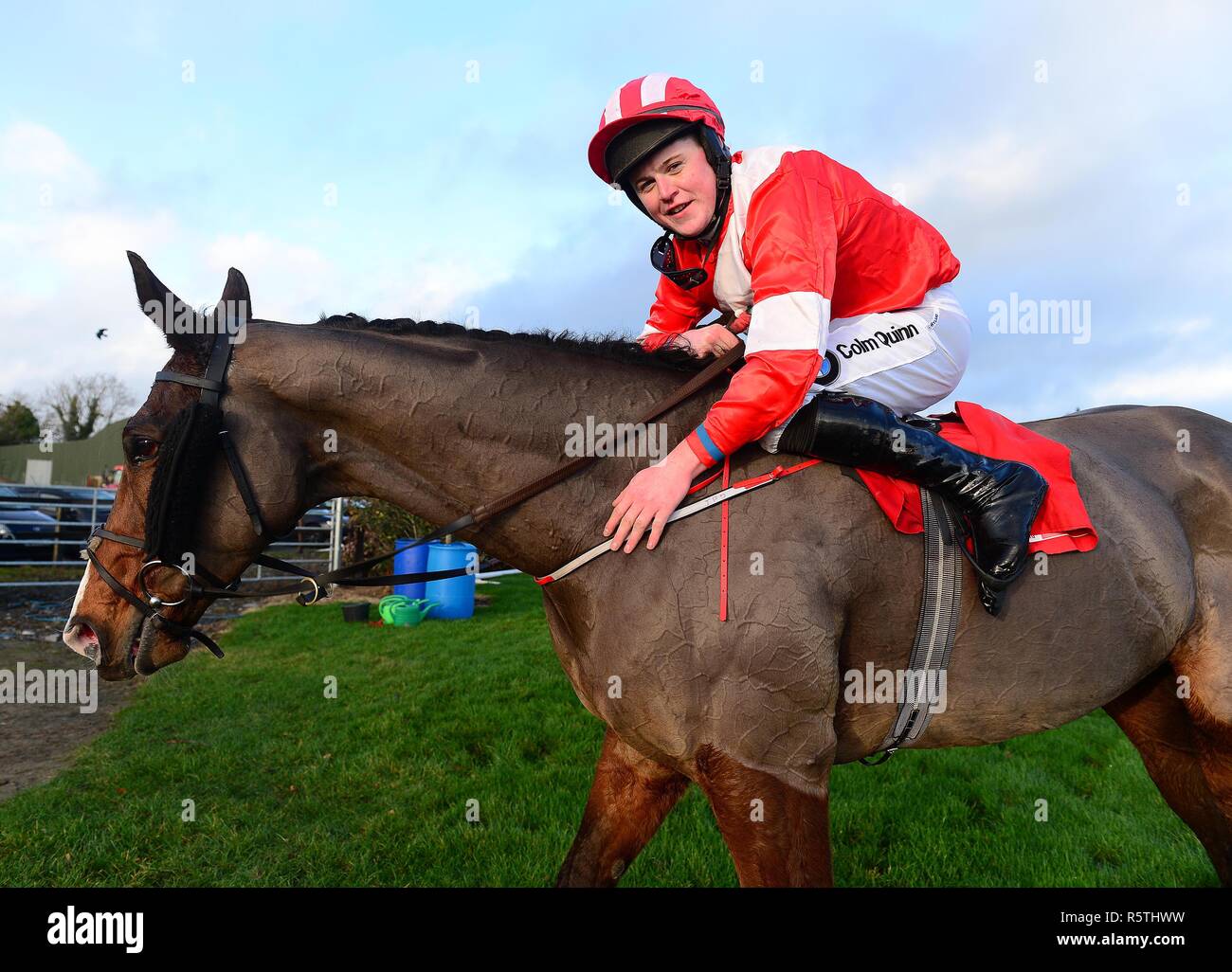 Dinnie Vinnie und Jockey Lukas Dempsey Feiern nach dem Sieg Telebetting ...