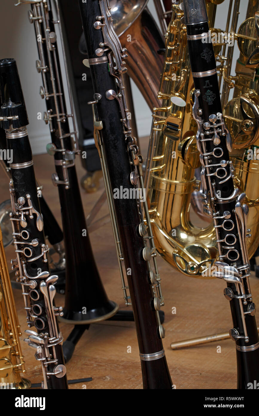 Sammlung der Holzblasinstrumente, Klarinetten und Saxophone, aus Holz ...
