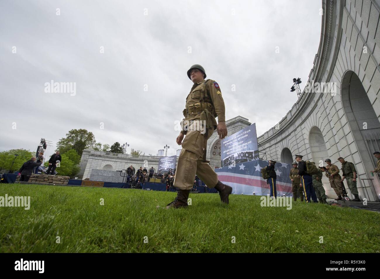Trägt uns armeeuniform -Fotos und -Bildmaterial in hoher Auflösung – Alamy
