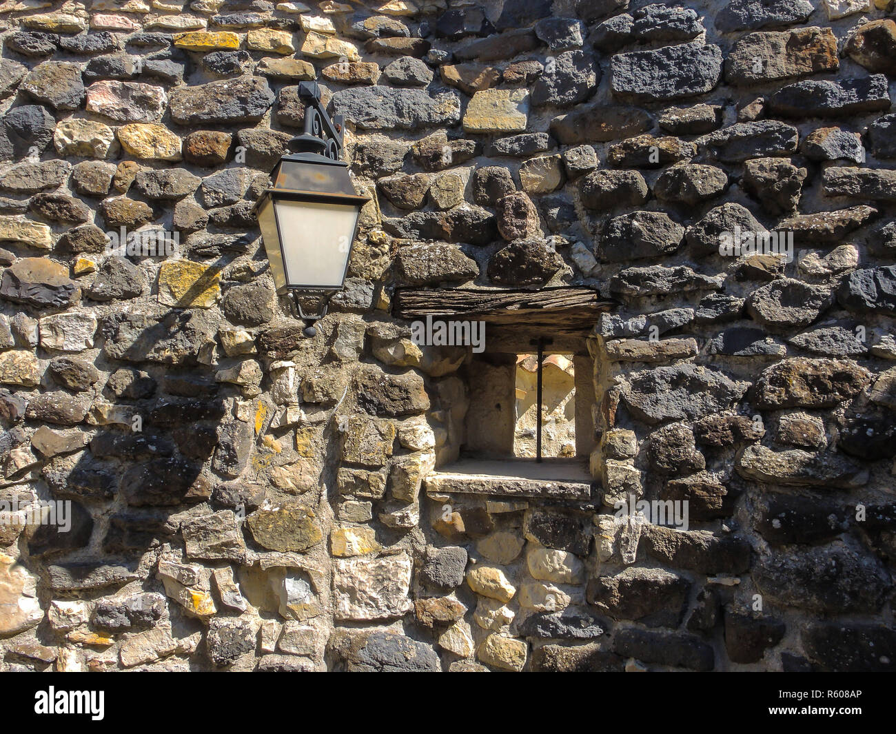 Alte steinmauer mit holzbalken -Fotos und -Bildmaterial in hoher ...