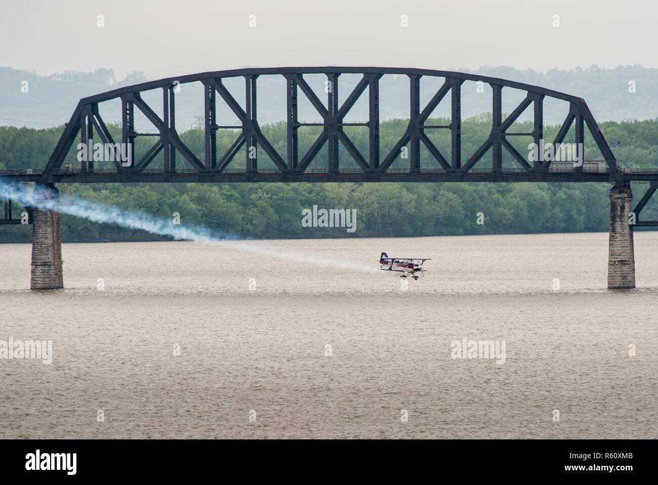 Pilot Billy Werth fliegt seine Pitts S-2C Flugzeug tief über den Ohio ...