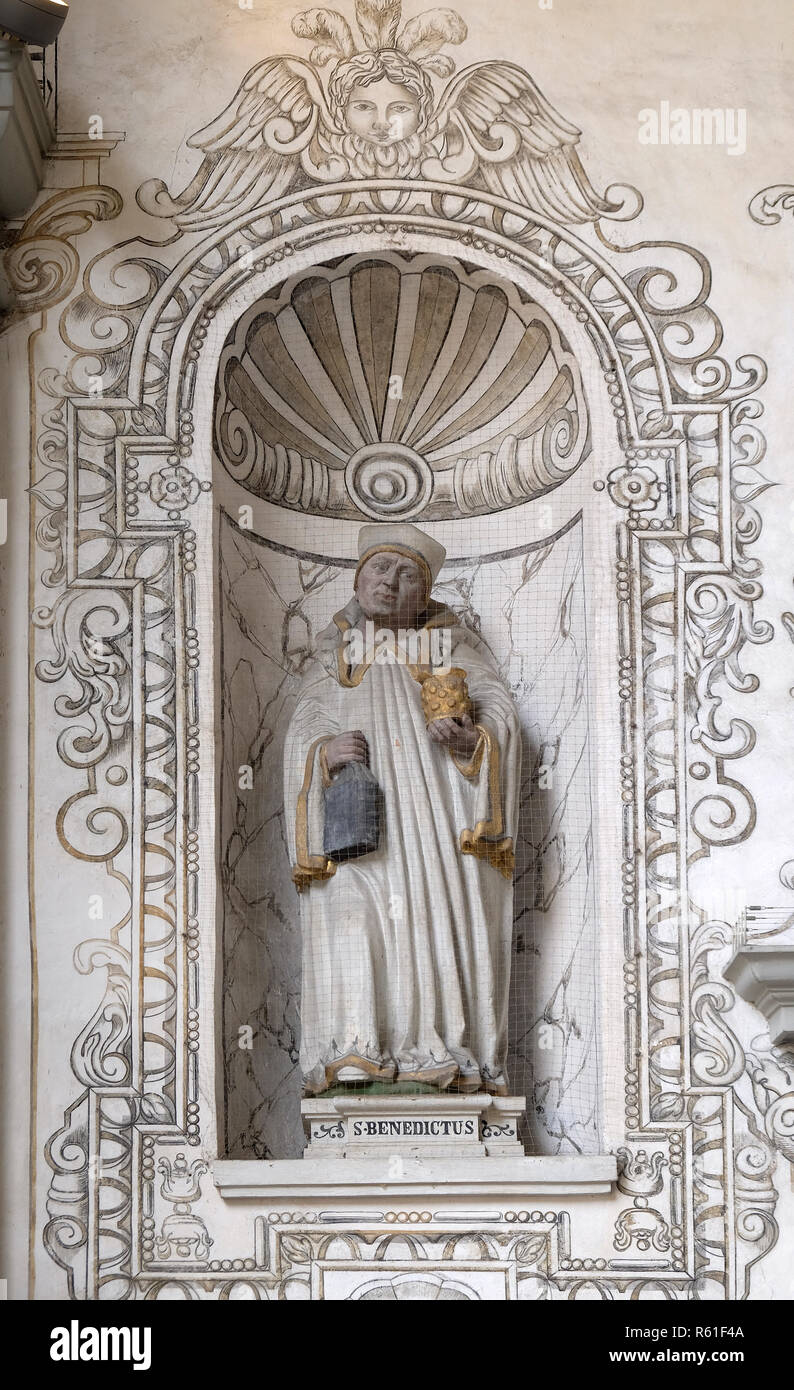 Der heilige Benedikt Statue auf der Fassade der Kirche St. Leodegar in ...