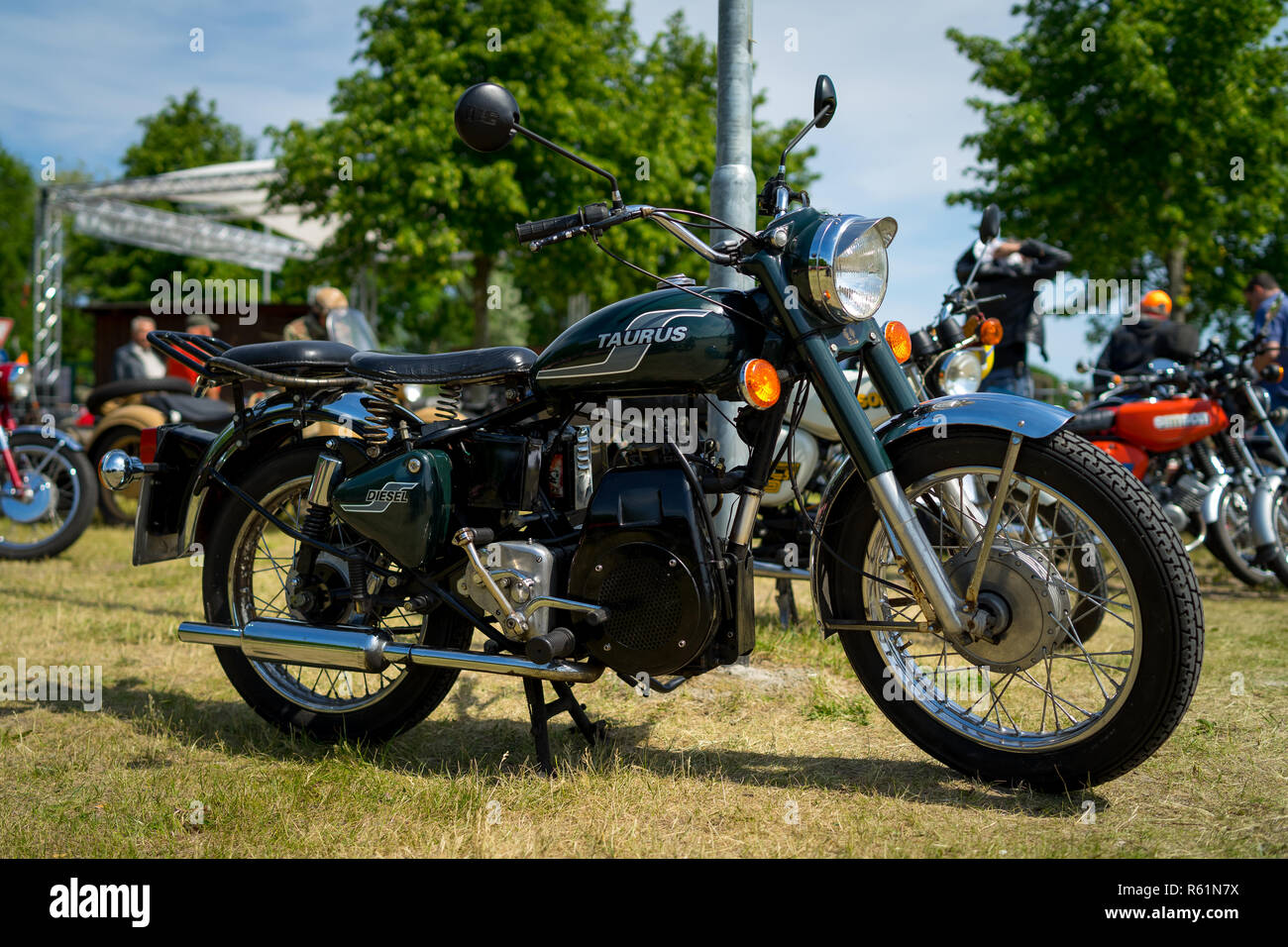 Royal enfield diesel motorcycle -Fotos und -Bildmaterial in hoher ...