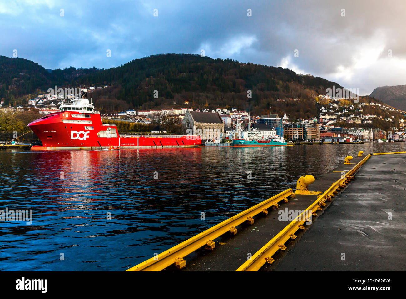 Offshore Platform Supply Vessel (PSV) Skandi Gamma und Bunker tanker ...