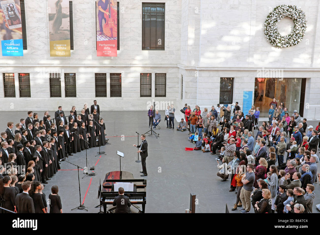 Chorkonzert im atrium des museums -Fotos und -Bildmaterial in hoher ...