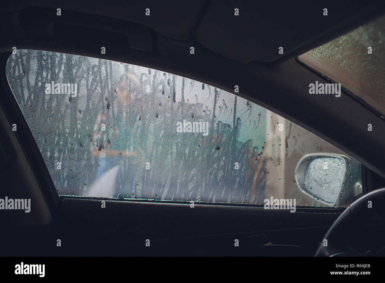 Attraktive Frau waschen Auto manuelle Autowäsche Self Service ...