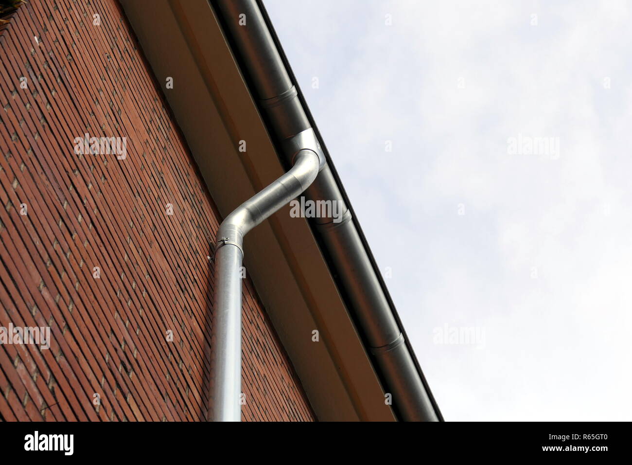 Metall fallrohr -Fotos und -Bildmaterial in hoher Auflösung – Alamy
