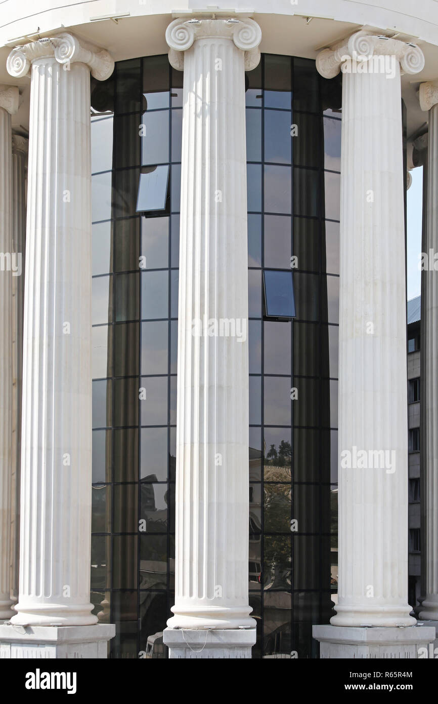 White Ionic Column Stockfotos & White Ionic Column Bilder - Alamy