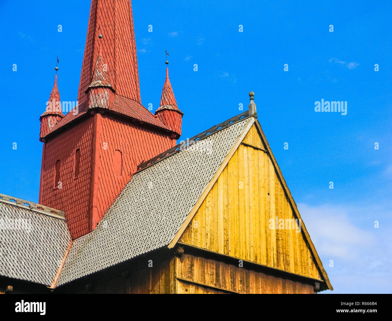 Stabkirche ringebu mit friedhof -Fotos und -Bildmaterial in hoher ...