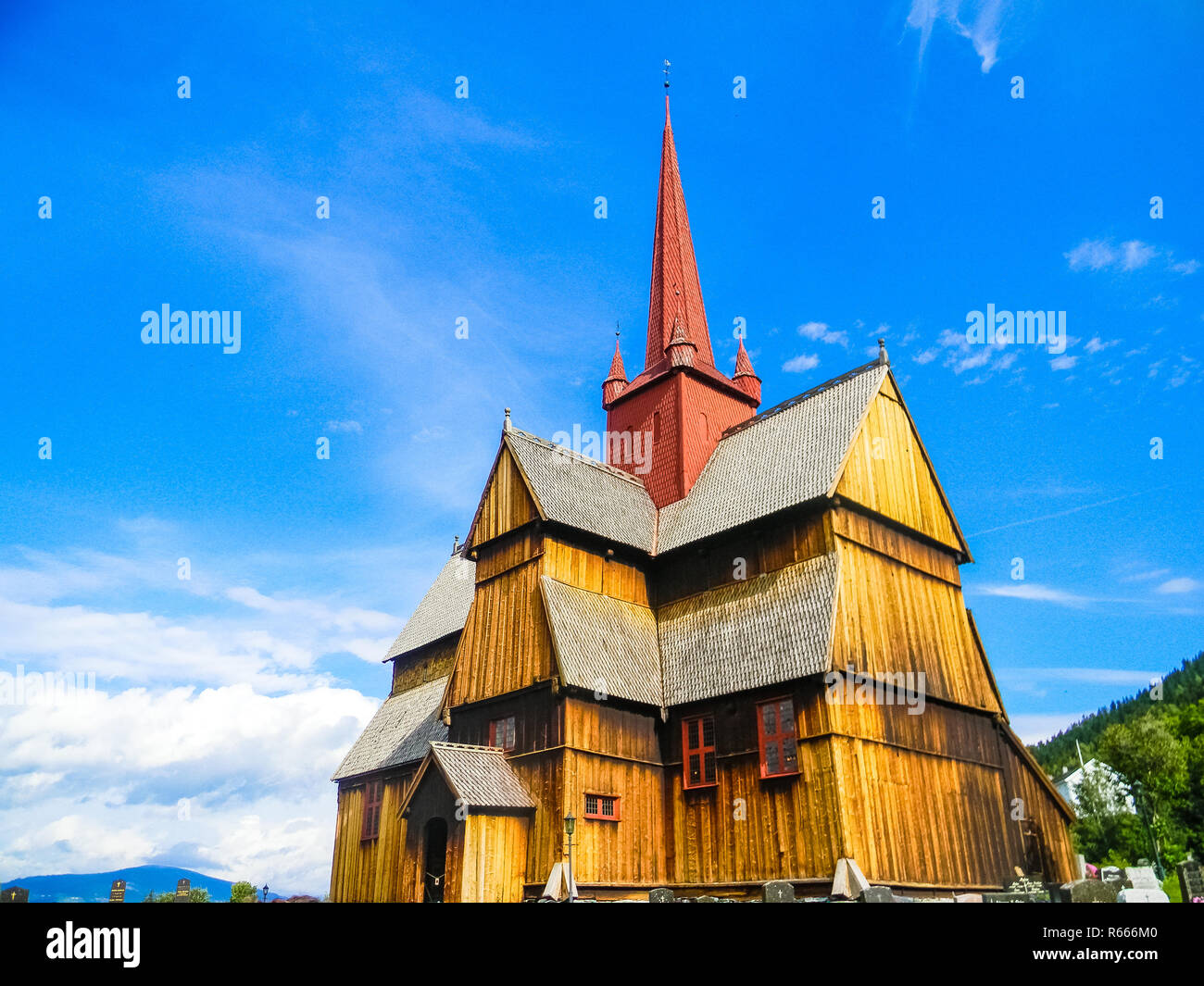 Stabkirche ringebu mit friedhof -Fotos und -Bildmaterial in hoher ...
