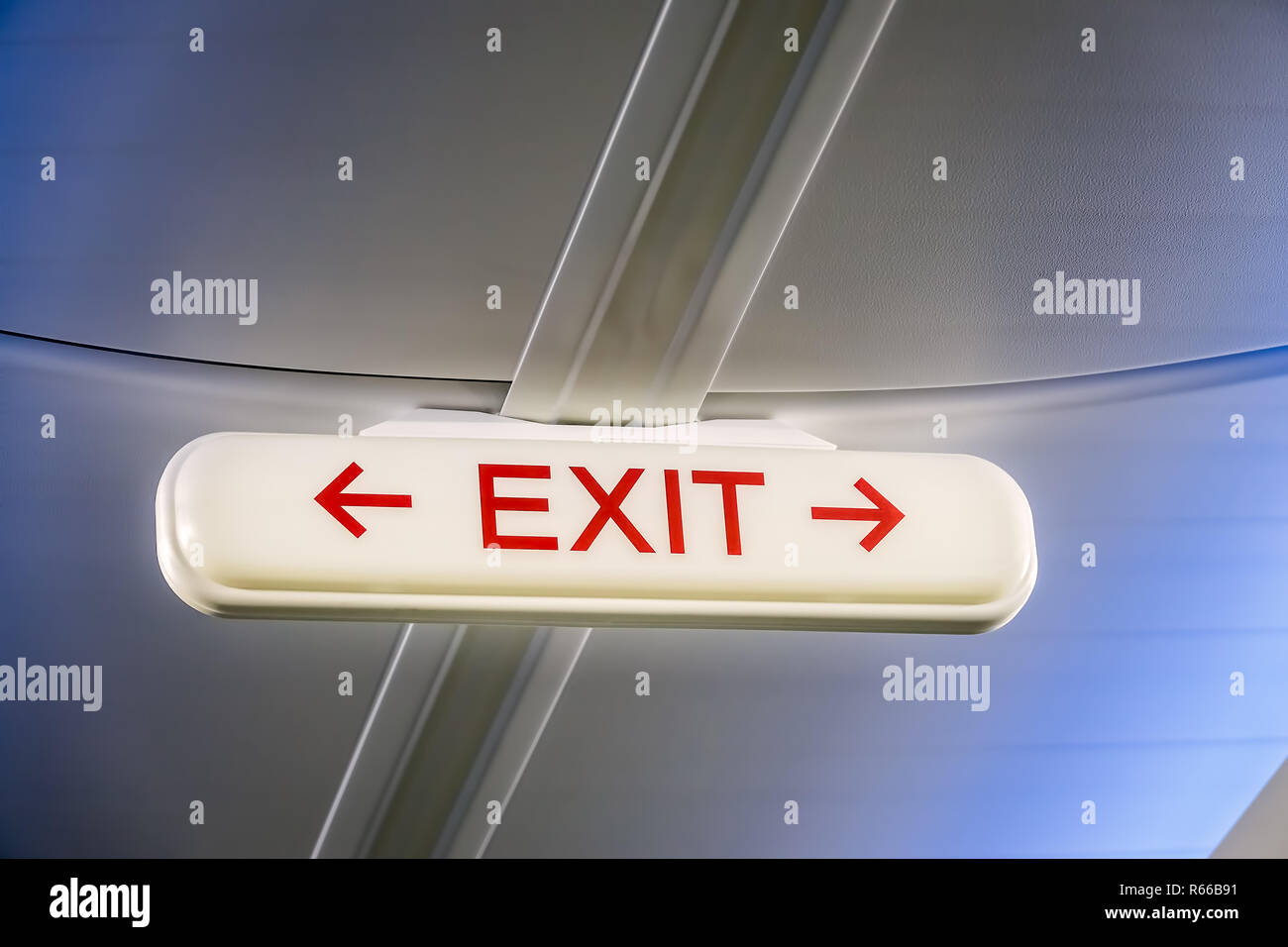 Notausgang Schild im Flugzeug Stockfotografie - Alamy