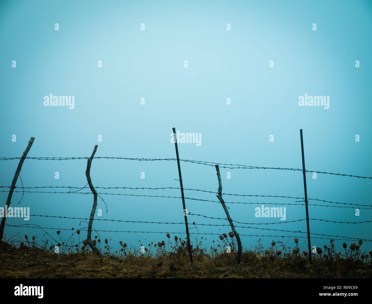 Grenzzaun symbole -Fotos und -Bildmaterial in hoher Auflösung – Alamy
