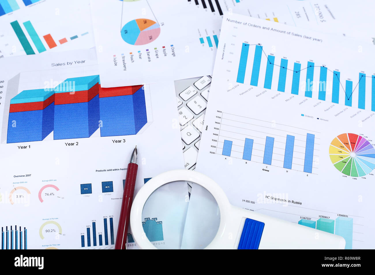 Graph magnifying -Fotos und -Bildmaterial in hoher Auflösung – Alamy