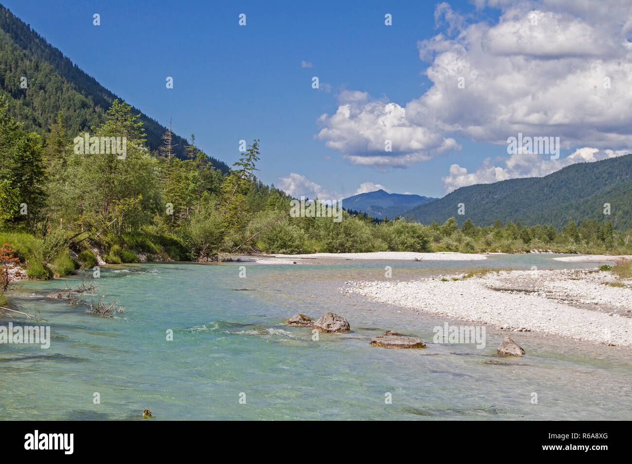 Die ungezähmte Fluss Verlauf der Isar in Vorderriss in Oberbayern ...