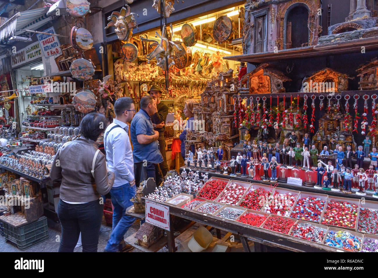 Krippenstrasse, die Via San Gregorio Armeno, Neapel, Italien, Via San ...