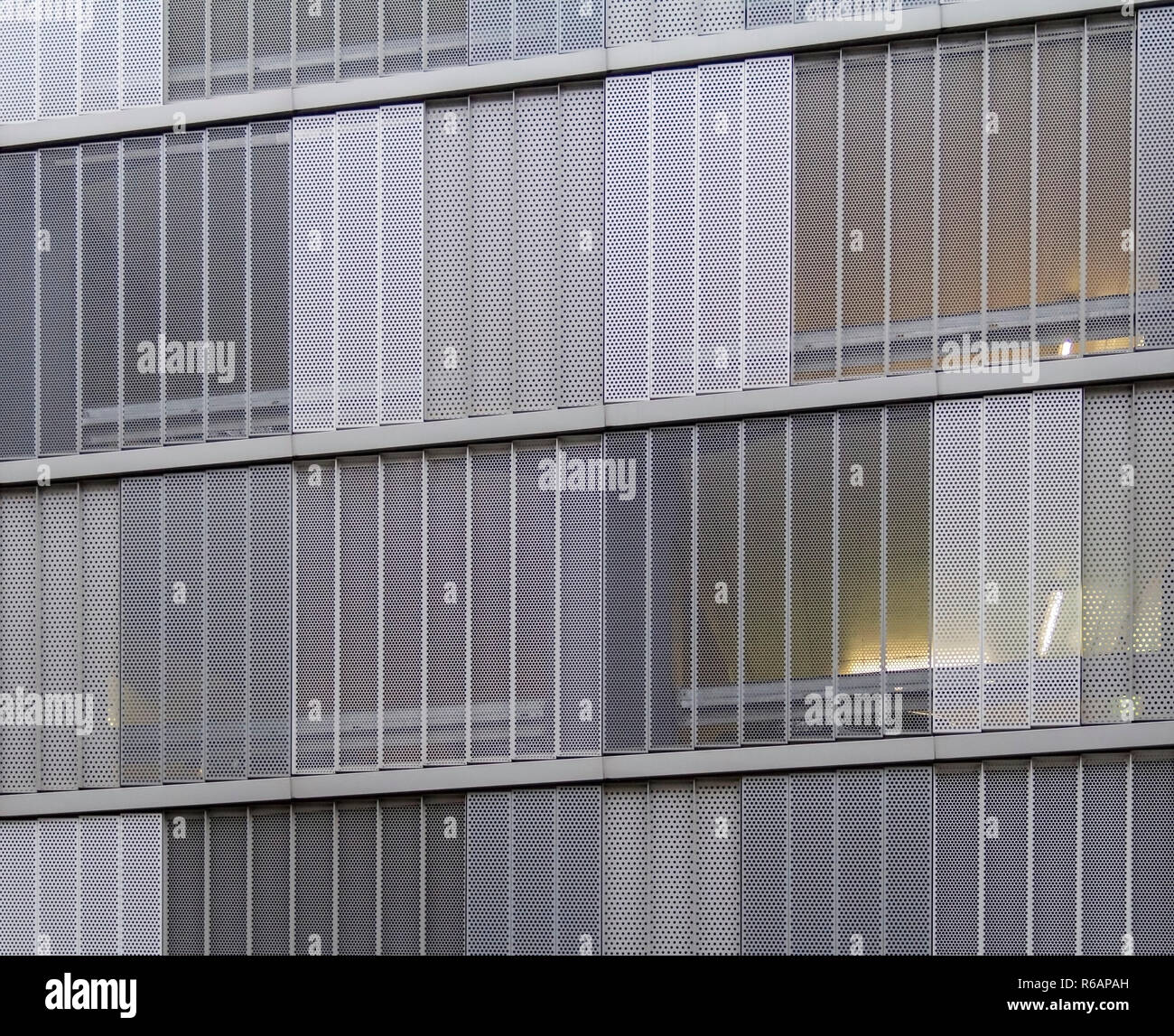 Perforierte fassade -Fotos und -Bildmaterial in hoher Auflösung – Alamy