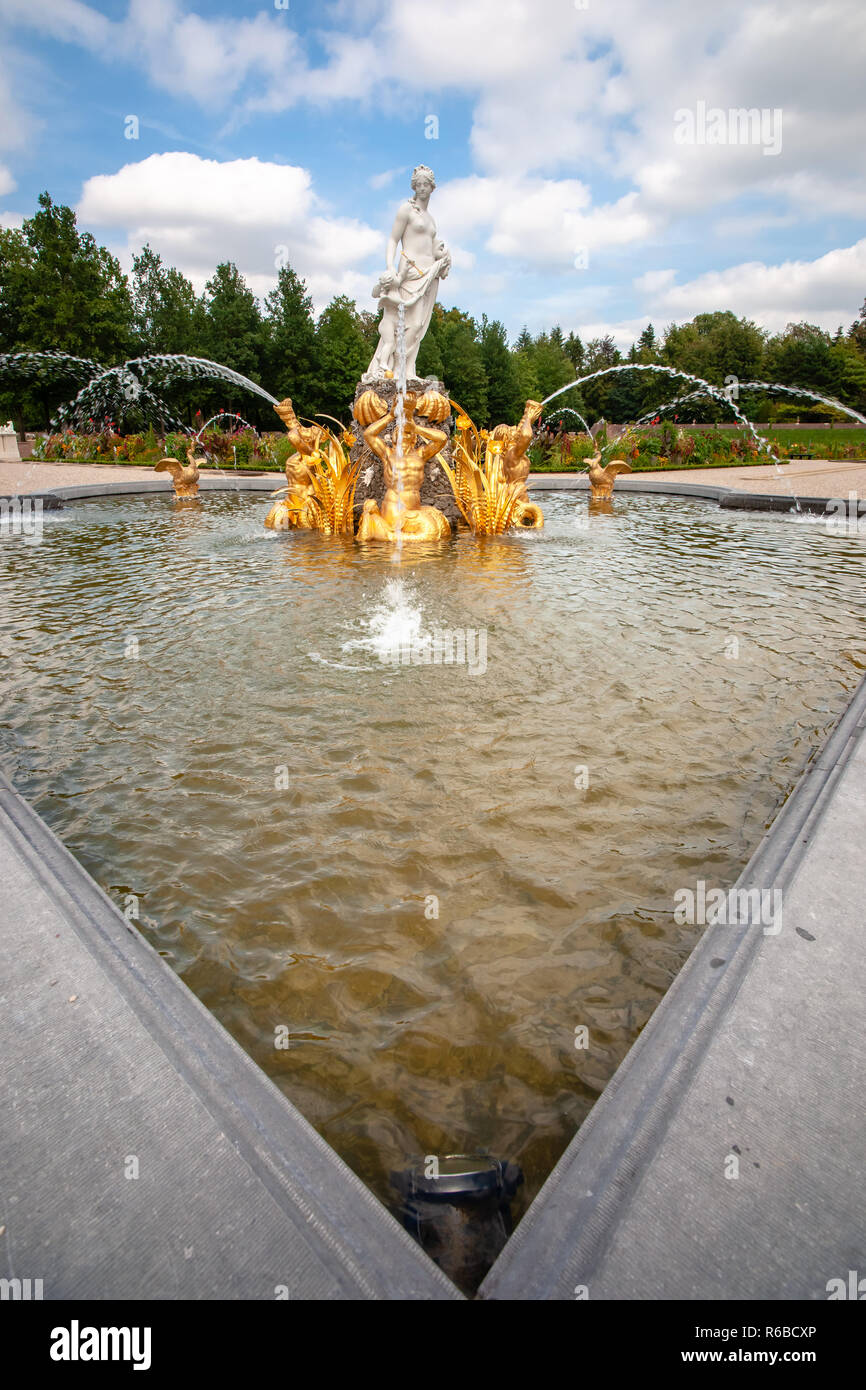 Golden Wasser spucken Schwäne und mythische weibliche Griechische ...