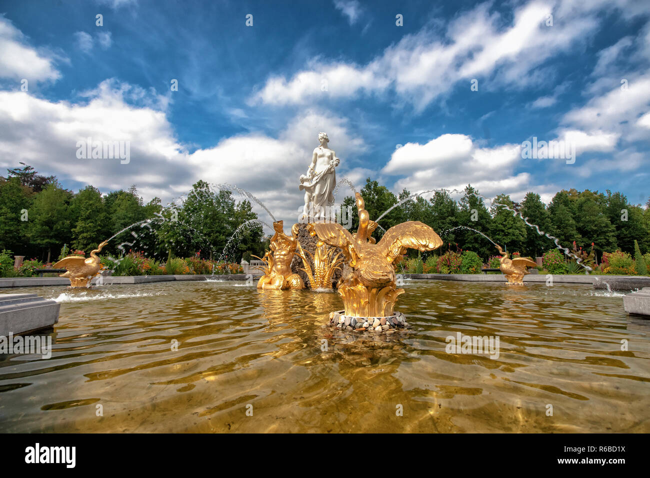 Golden Wasser spucken Schwäne und mythische weibliche Griechische ...
