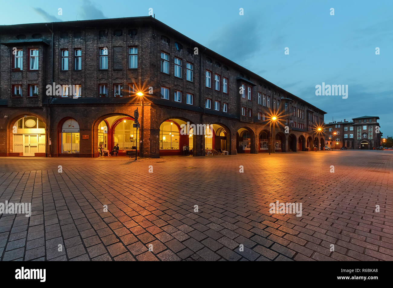 Platz und Häuser im historischen Stadtteil Nikiszowiec in Kattowitz ...