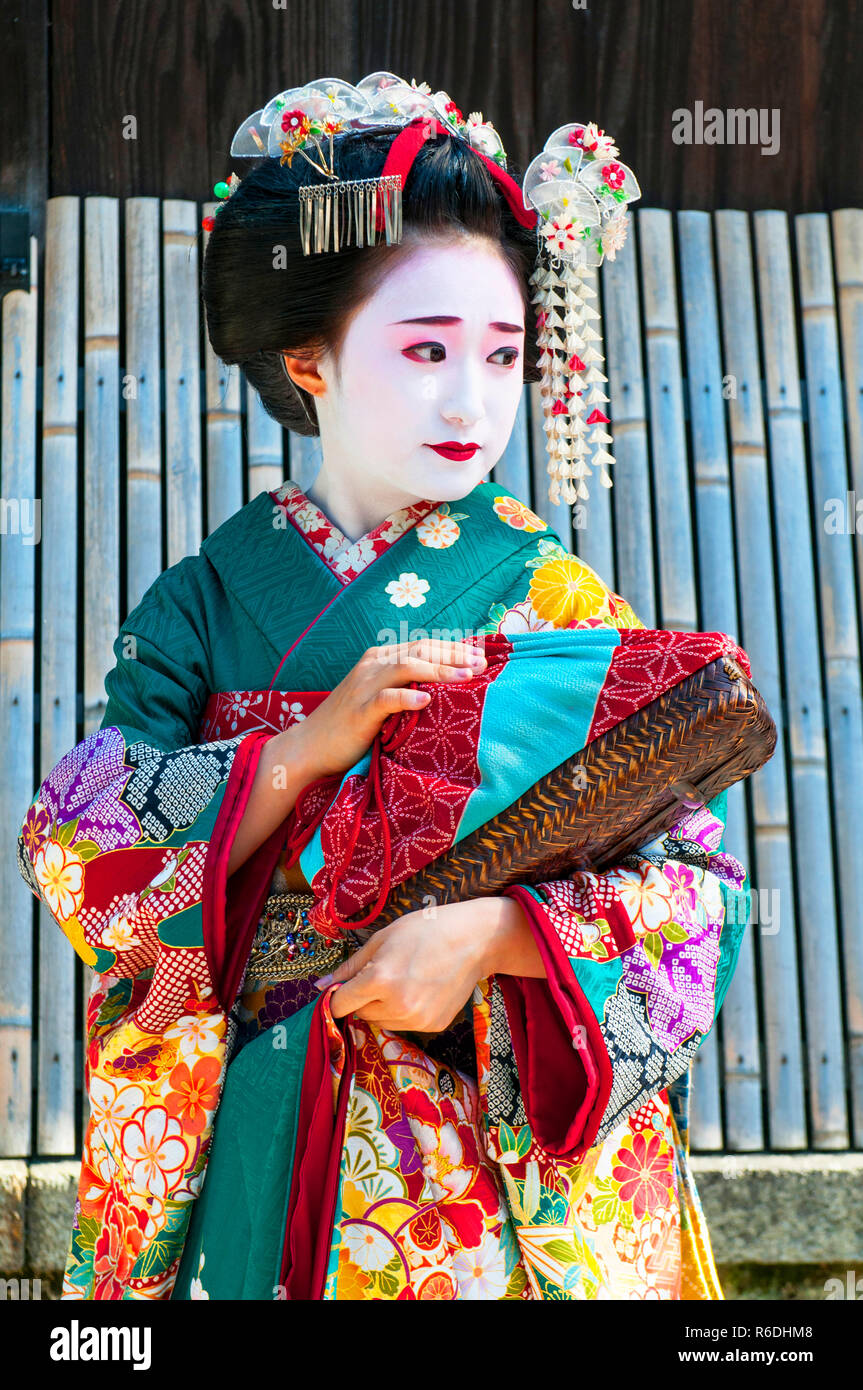 Junge schöne japanische Frauen namens Maiko ein traditionelles Kleid ...