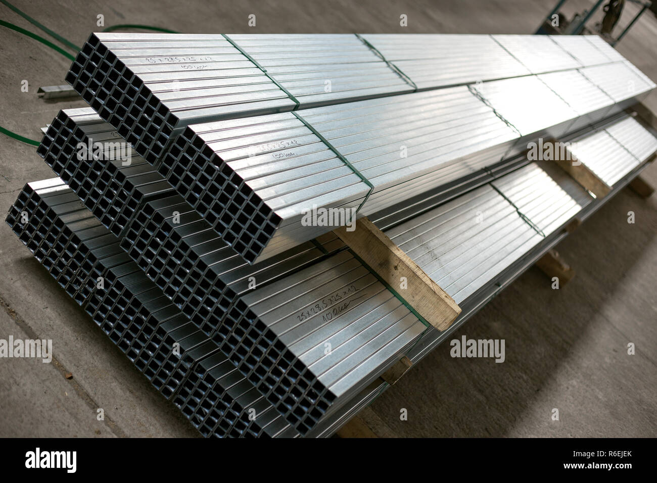 Metal profile -Fotos und -Bildmaterial in hoher Auflösung – Alamy