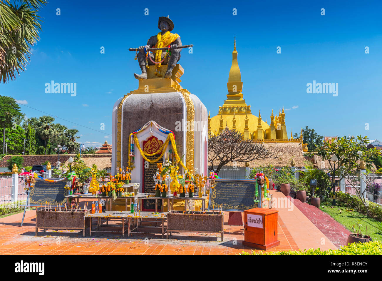 Die Statue von König Setthathirat mit Pha That Luang im Hintergrund ...