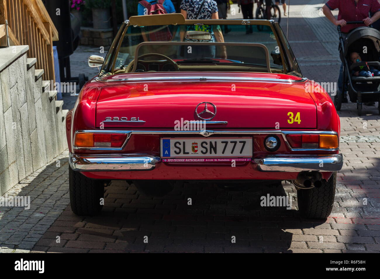 Roter mercedes benz -Fotos und -Bildmaterial in hoher Auflösung – Alamy