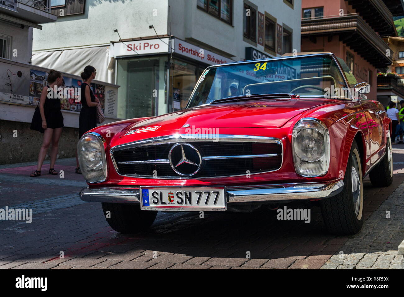 Roter mercedes benz -Fotos und -Bildmaterial in hoher Auflösung – Alamy