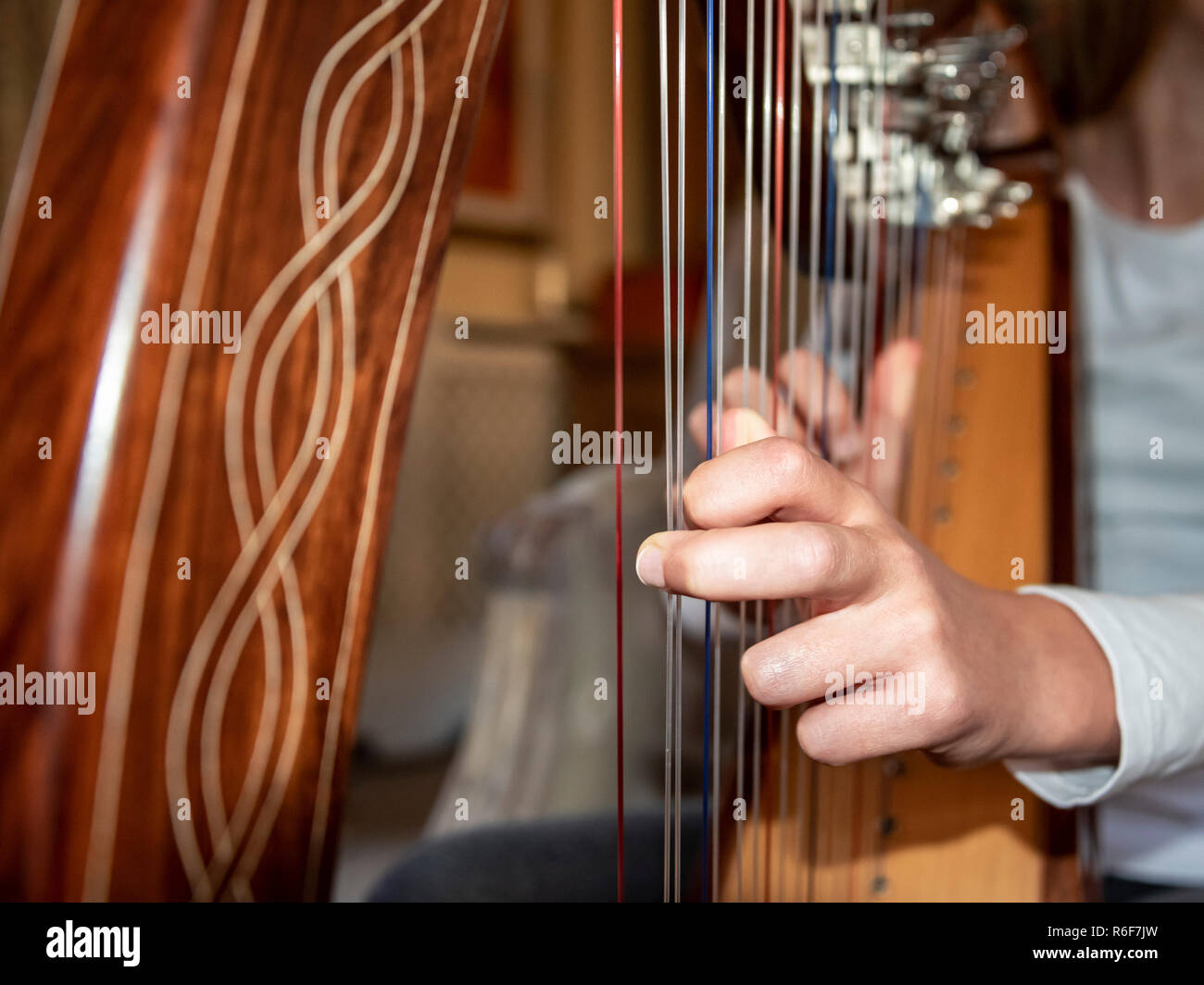 Keltische harfe spielen -Fotos und -Bildmaterial in hoher Auflösung – Alamy