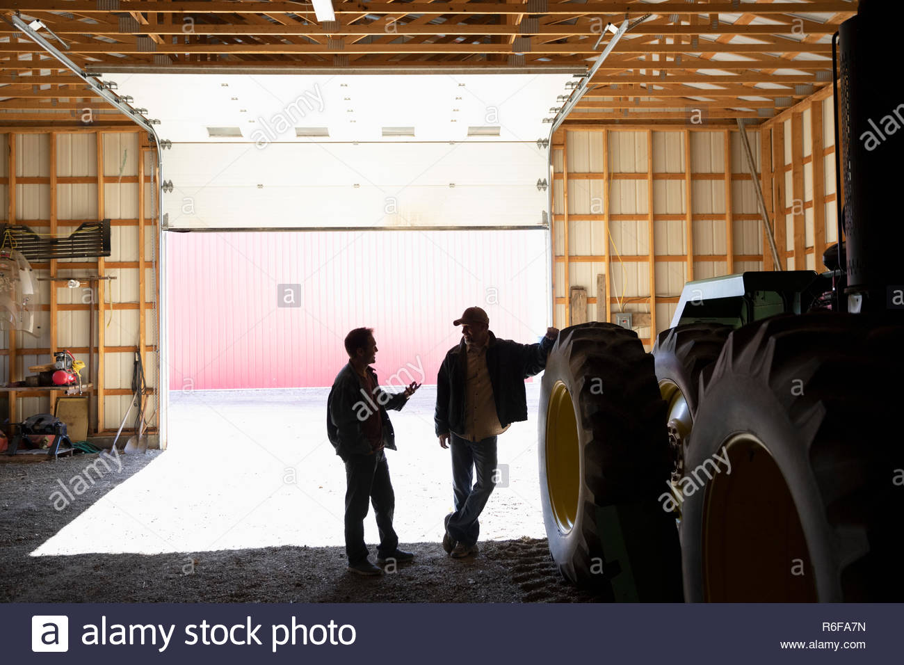 Traktor scheune -Fotos und -Bildmaterial in hoher Auflösung – Alamy