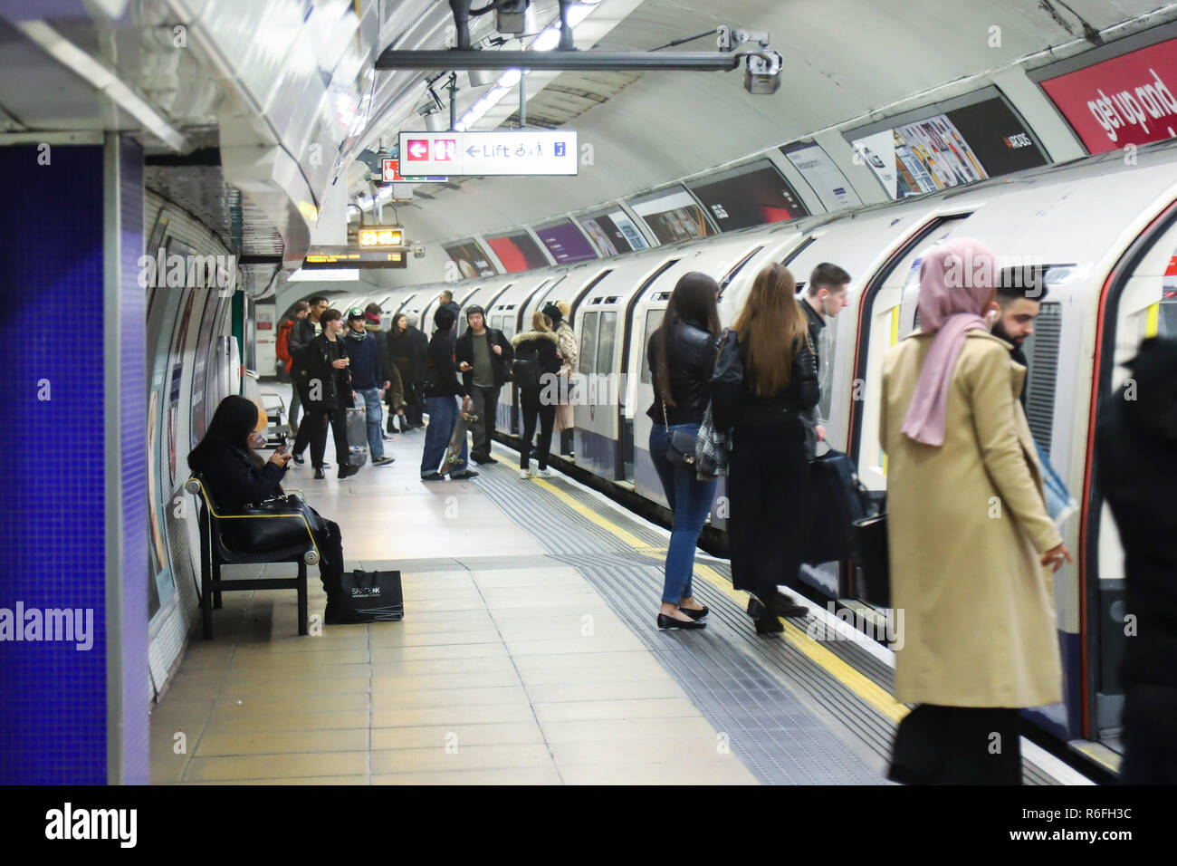 Leute, die in die u bahn einsteigen -Fotos und -Bildmaterial in hoher ...