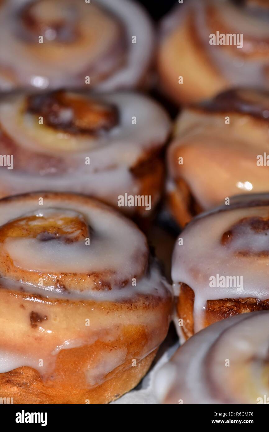 Zwei Reihen von Zimt Gebäck mit Puderzucker von einer vertikalen ...