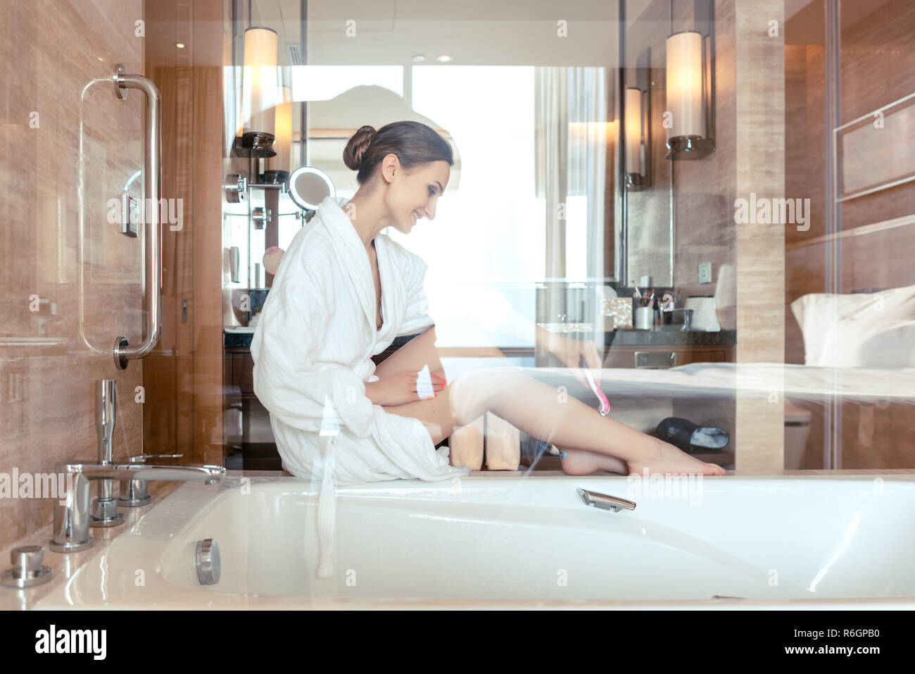 Frau rasieren -Fotos und -Bildmaterial in hoher Auflösung – Alamy